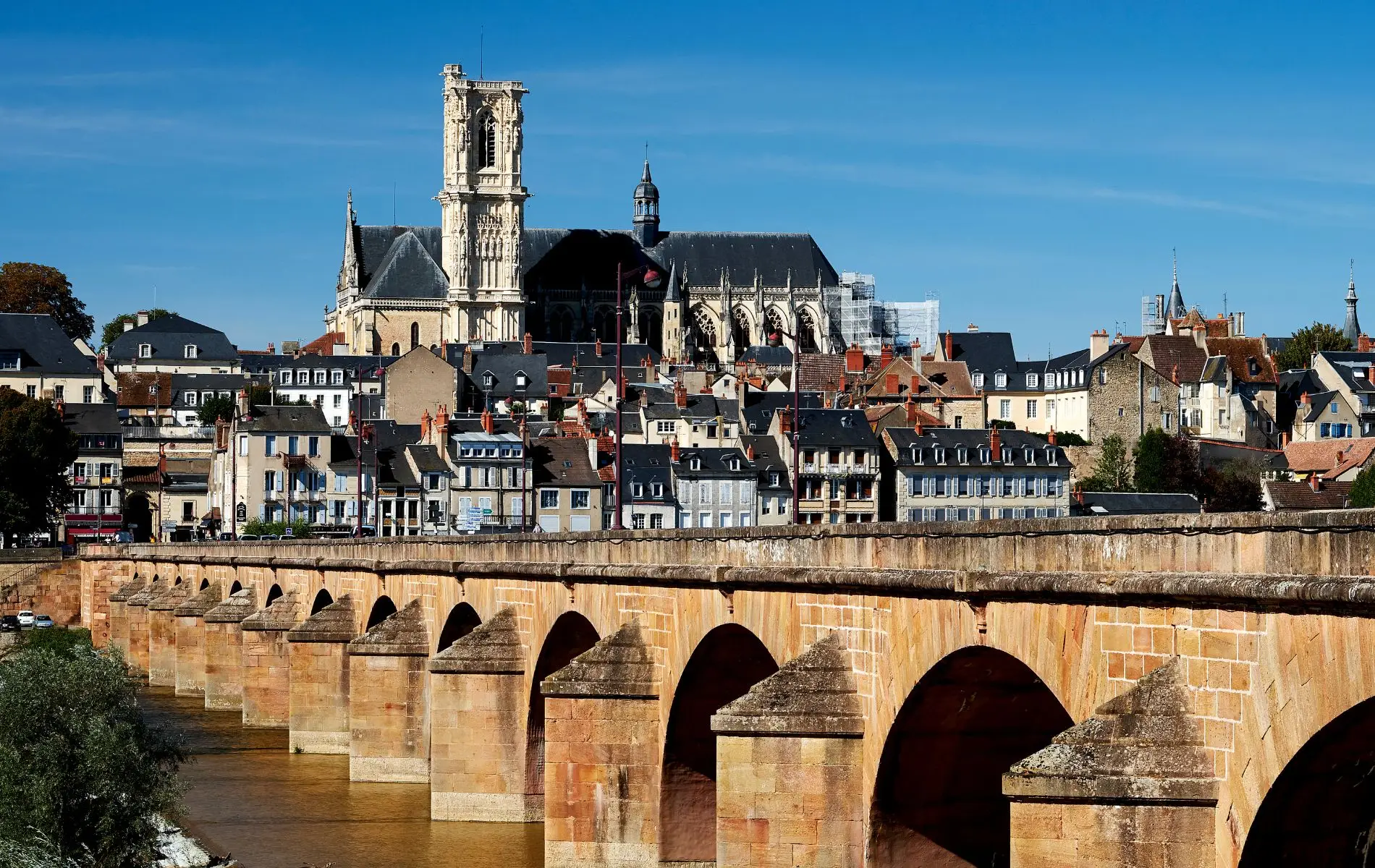 Bornes de recharge à Nevers, les meilleurs installateurs - Beev